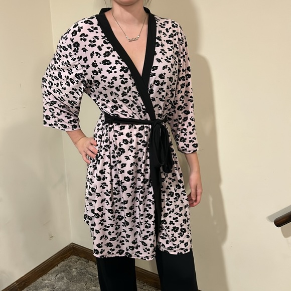 Marilyn Monroe | Intimates & Sleepwear | Marilyn Monroe Robe | Poshmark